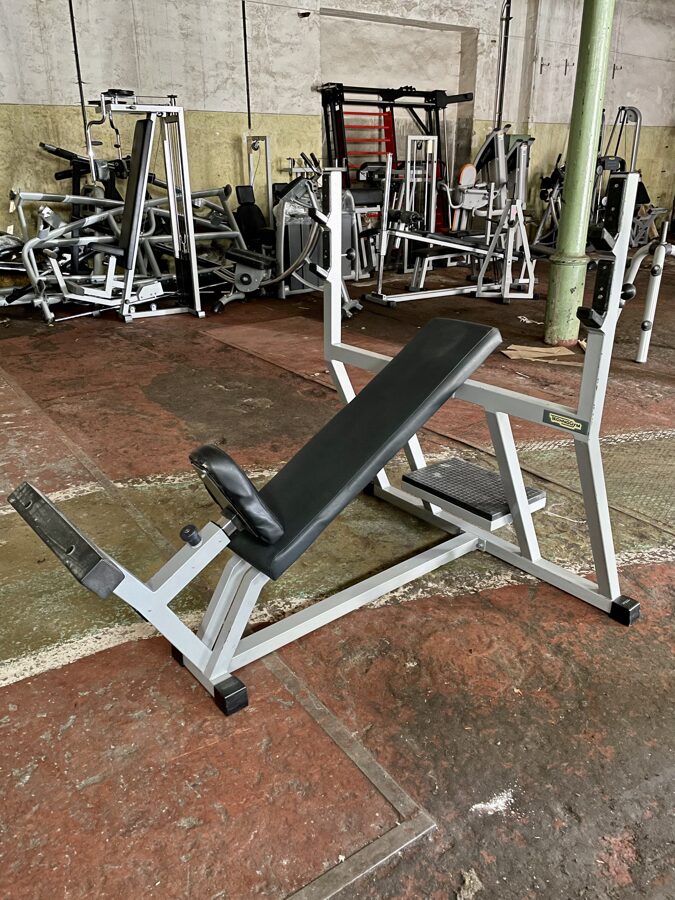 Technogym Isotonic line Incline Bench Press - Soli - Katalogs - Gym Service