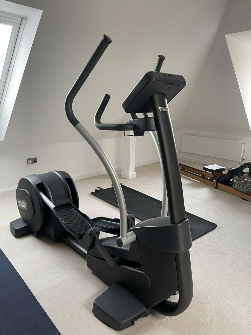 Technogym Synchro Forma - Eliptiskie trenažieri - Katalogs - Gym Service