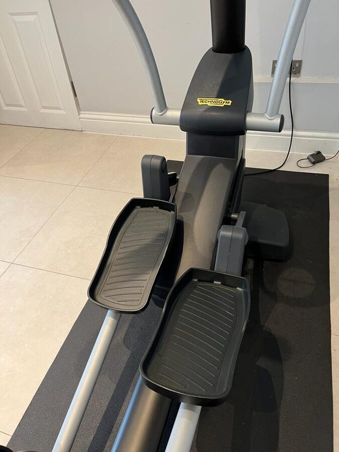 Technogym Synchro New Forma - Eliptiskie trenažieri - Katalogs - Gym ...